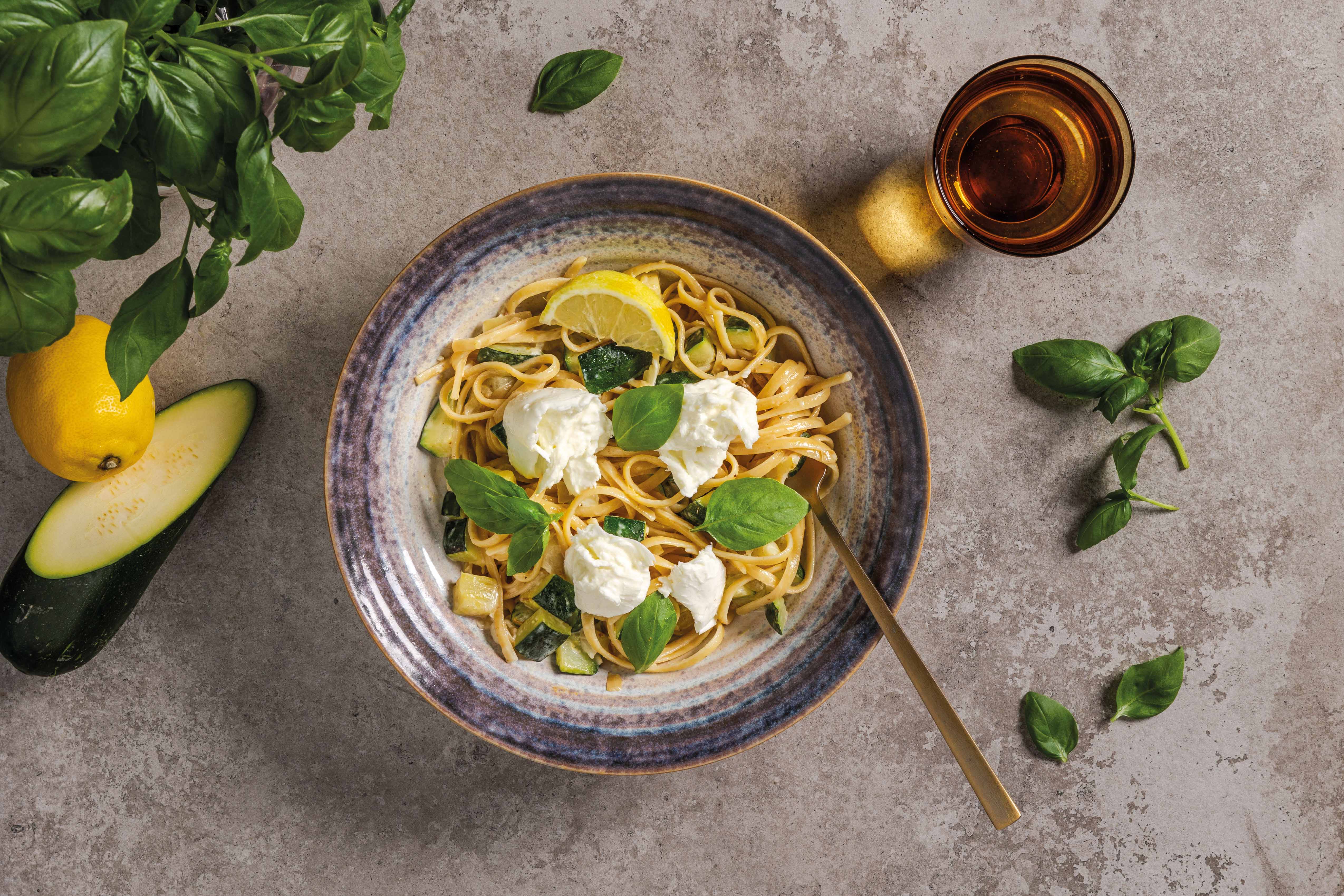 Courgette-citroentagliatelle met buffelmozzarella