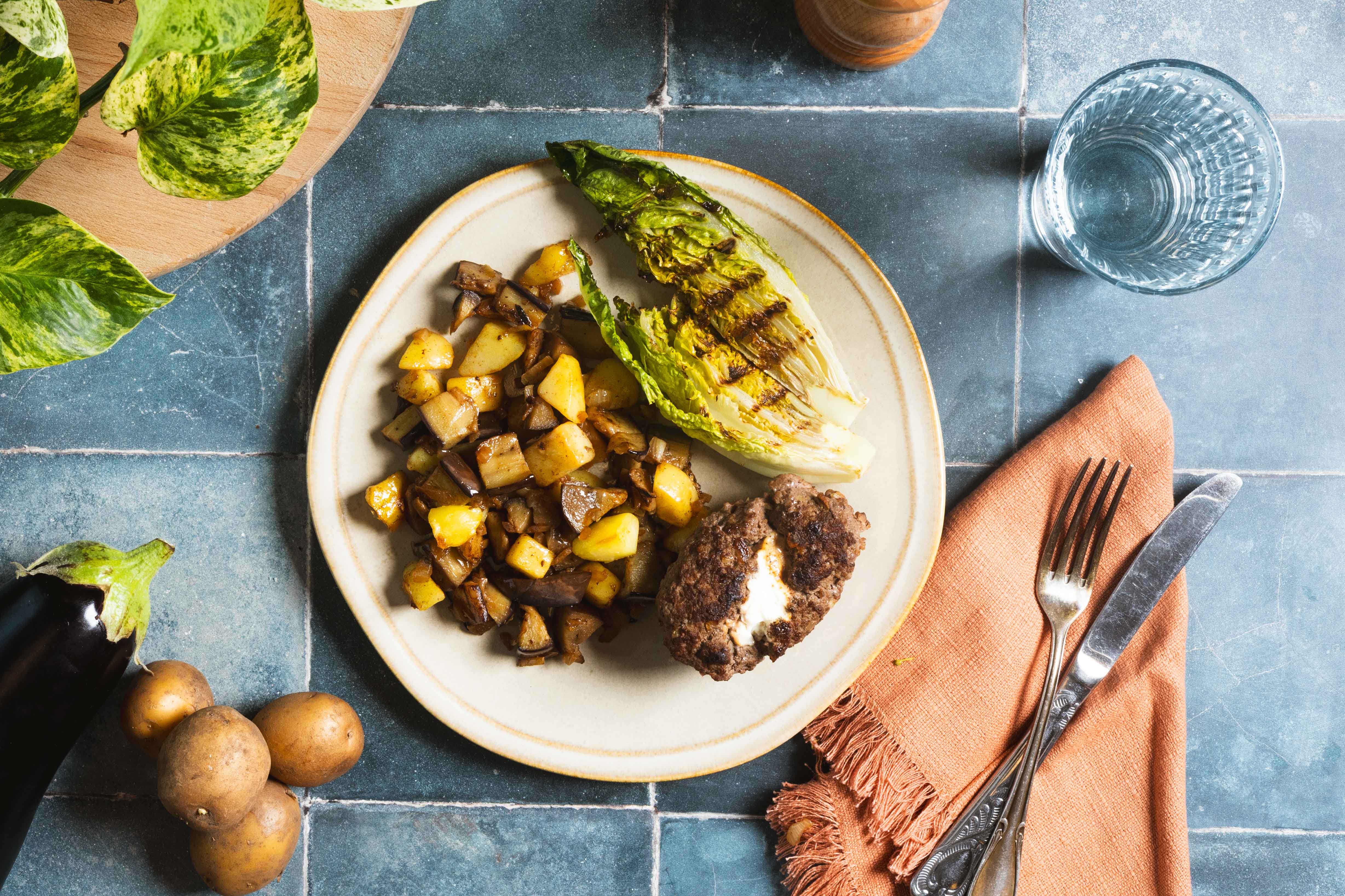 Bifteki met gegrilde baby-romaine en aardappeltjes