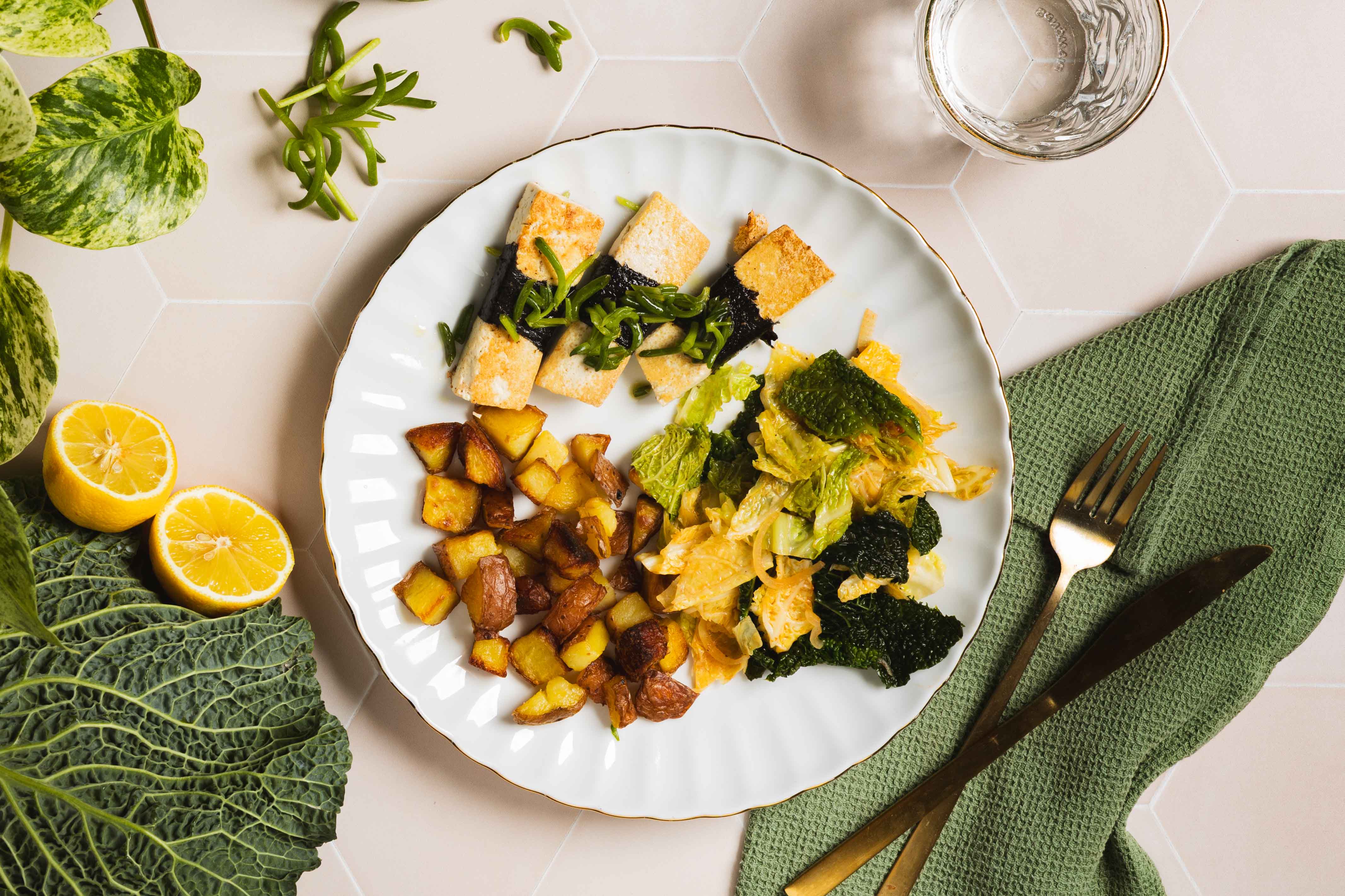 Tofu met nori, zeebanaan, aardappelblokjes en savooiekool
