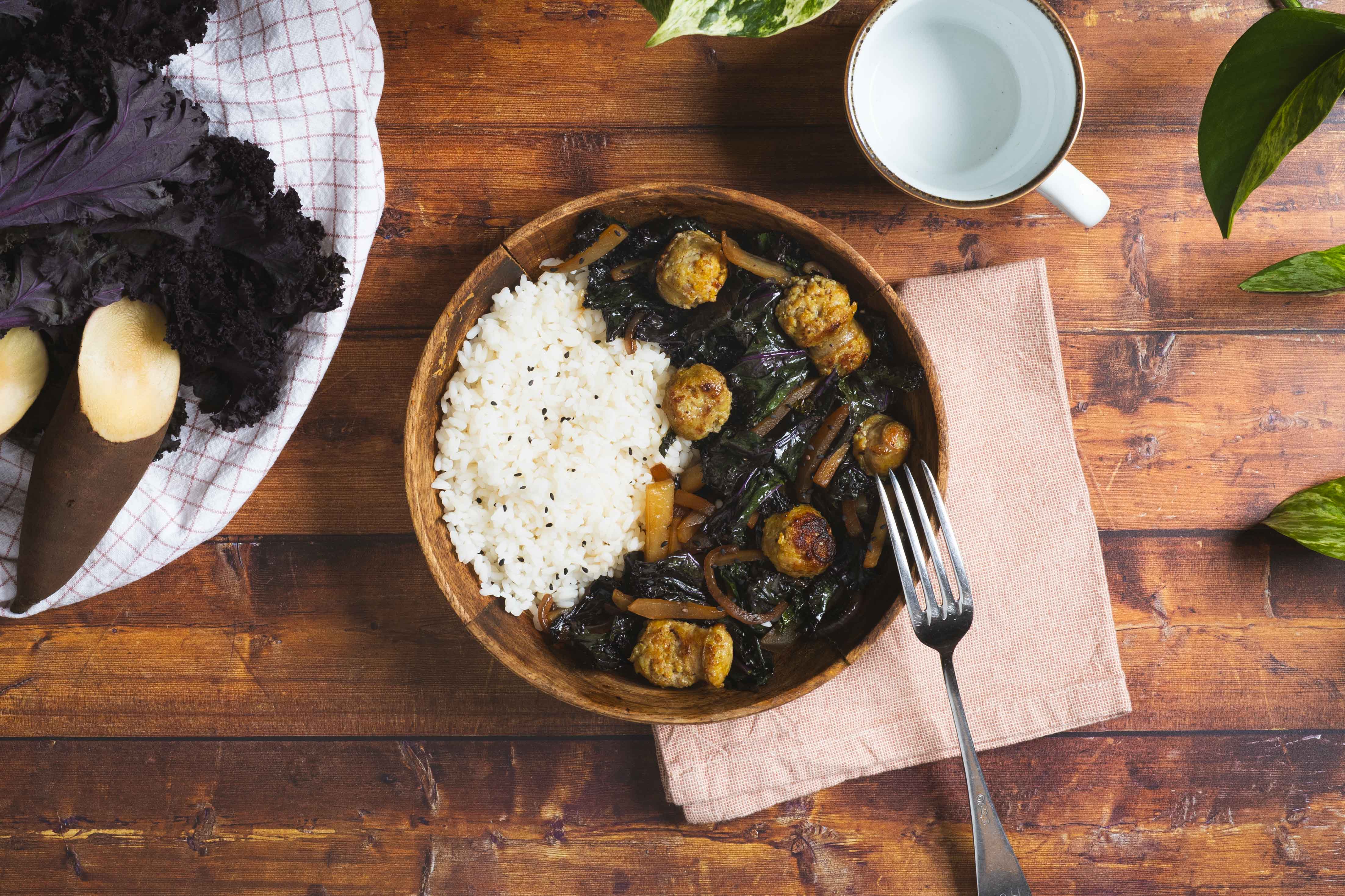 Roerbak met kalkoenchipolata, yacon en paarse boerenkool