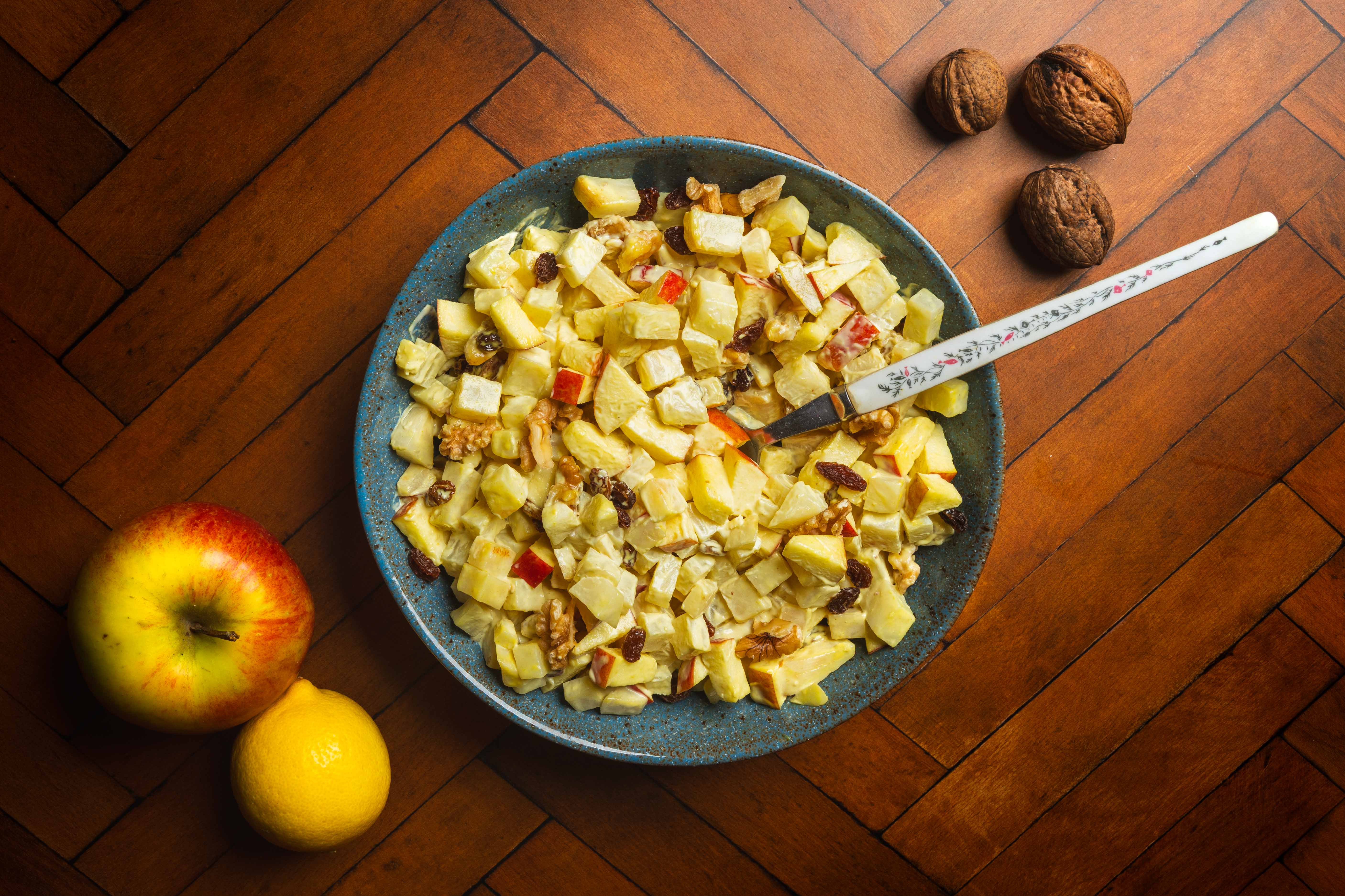 Waldorfsalade met knolselderij, appel en walnoten